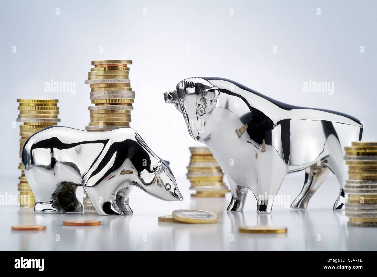 Stock market symbol bull bear hi-res stock photography and images - Alamy