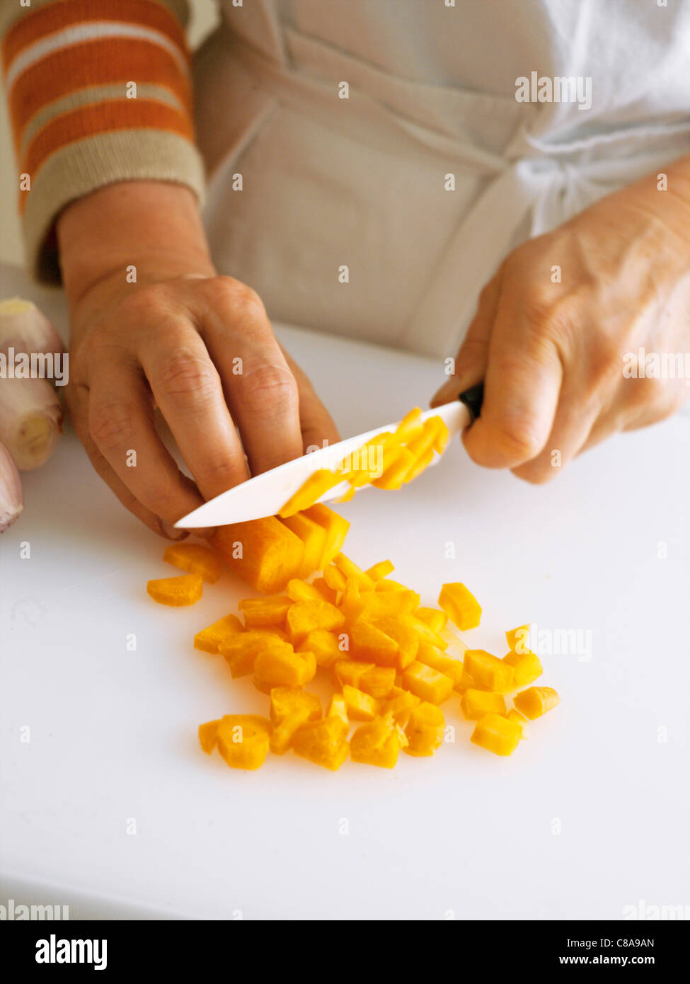 Dicing the carrots Stock Photo - Alamy