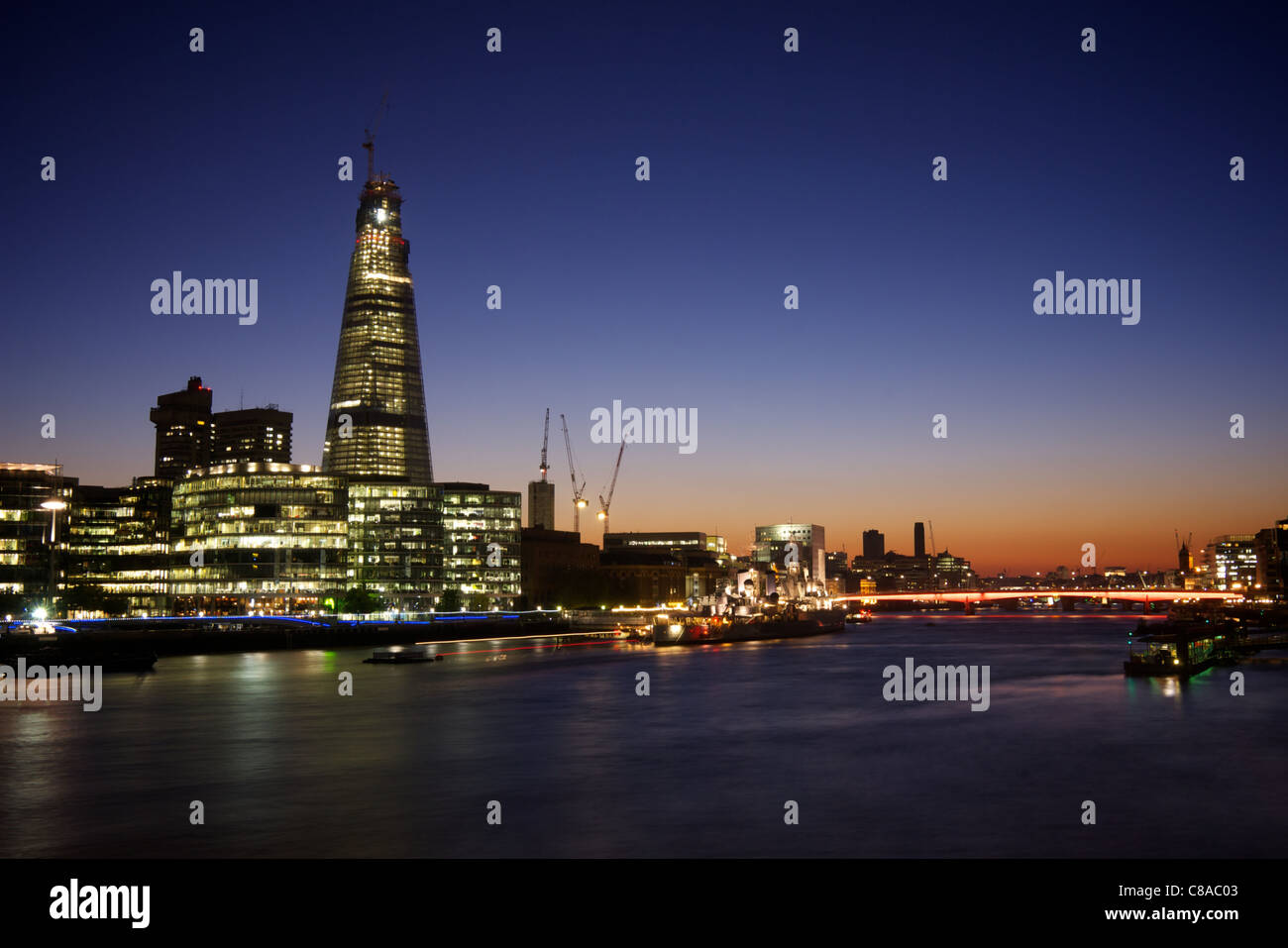 London olympics night nighttime lights red hi-res stock photography and ...
