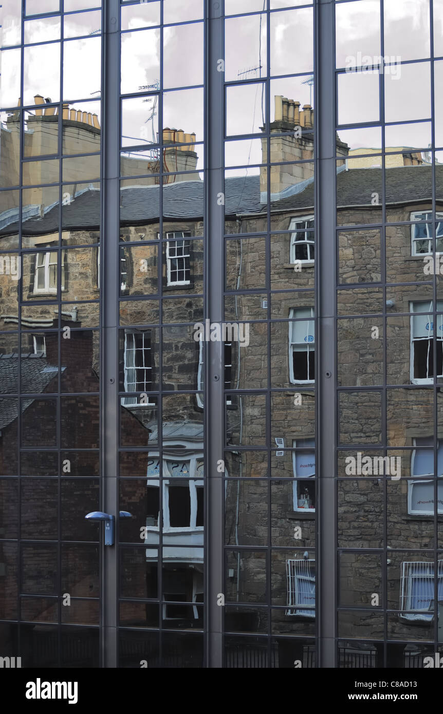 Old tenement windows hi-res stock photography and images - Alamy