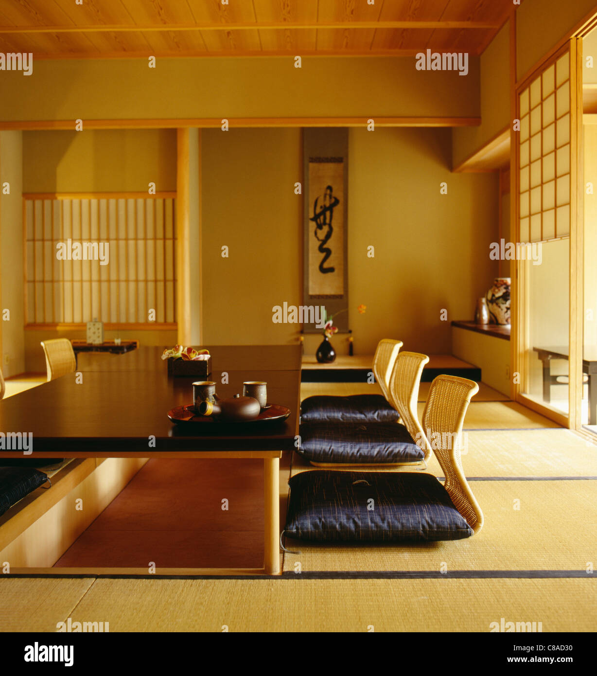 Inside of a japanese restaurant Stock Photo - Alamy