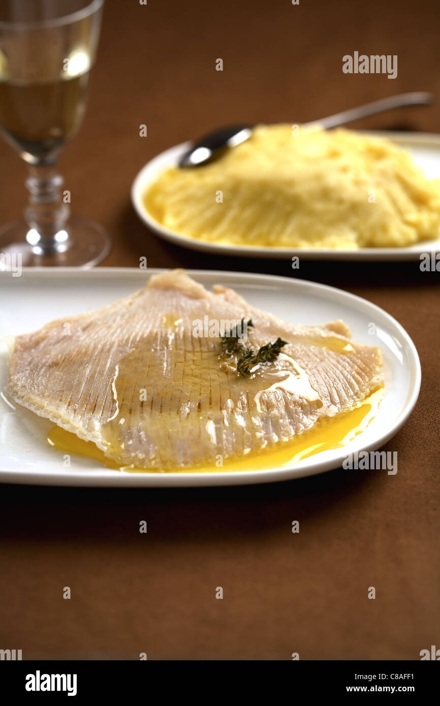 White skate fish hi-res stock photography and images - Alamy