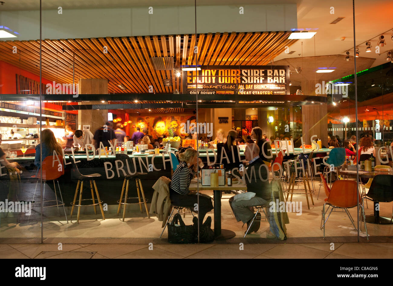 Giraffe restaurant chain hi-res stock photography and images - Alamy