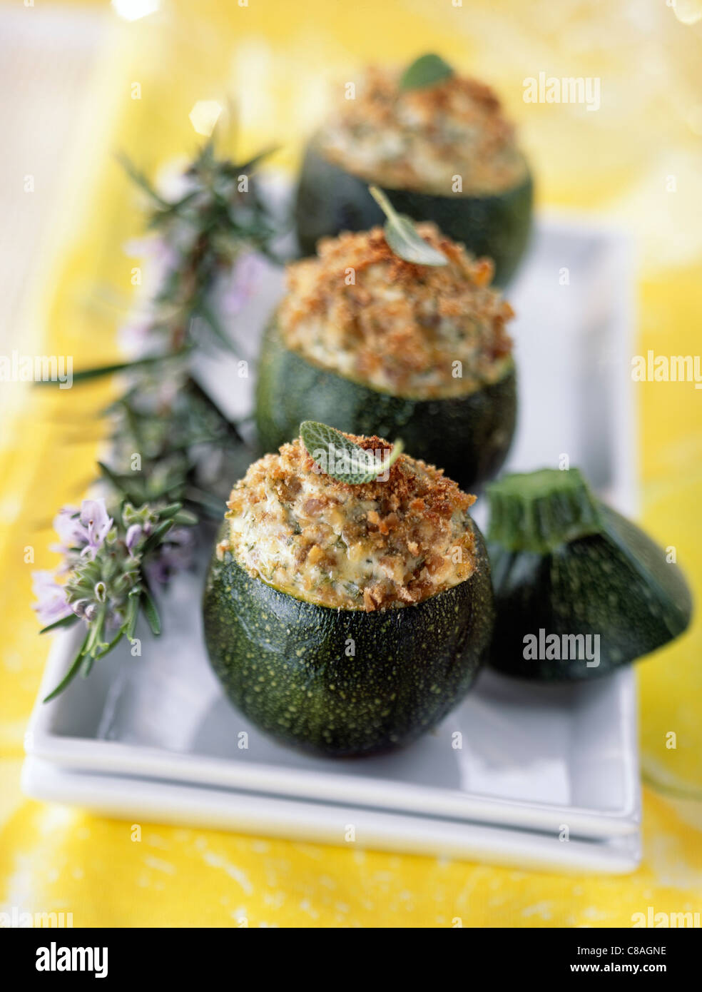 Yellow round courgettes hi-res stock photography and images - Alamy