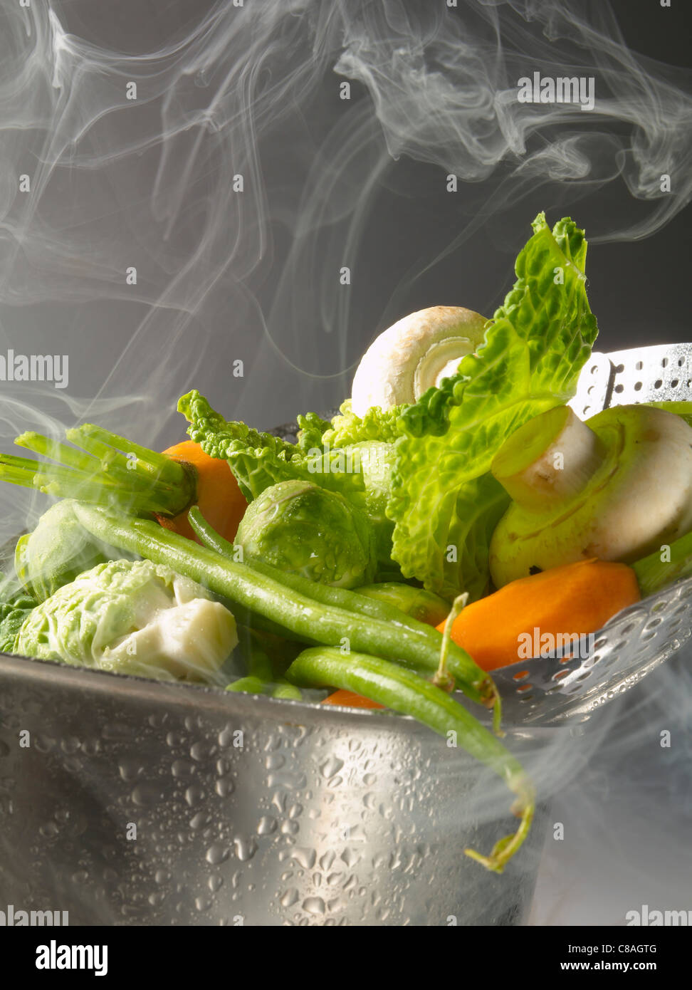 Steam cooking vegetables Stock Photo - Alamy