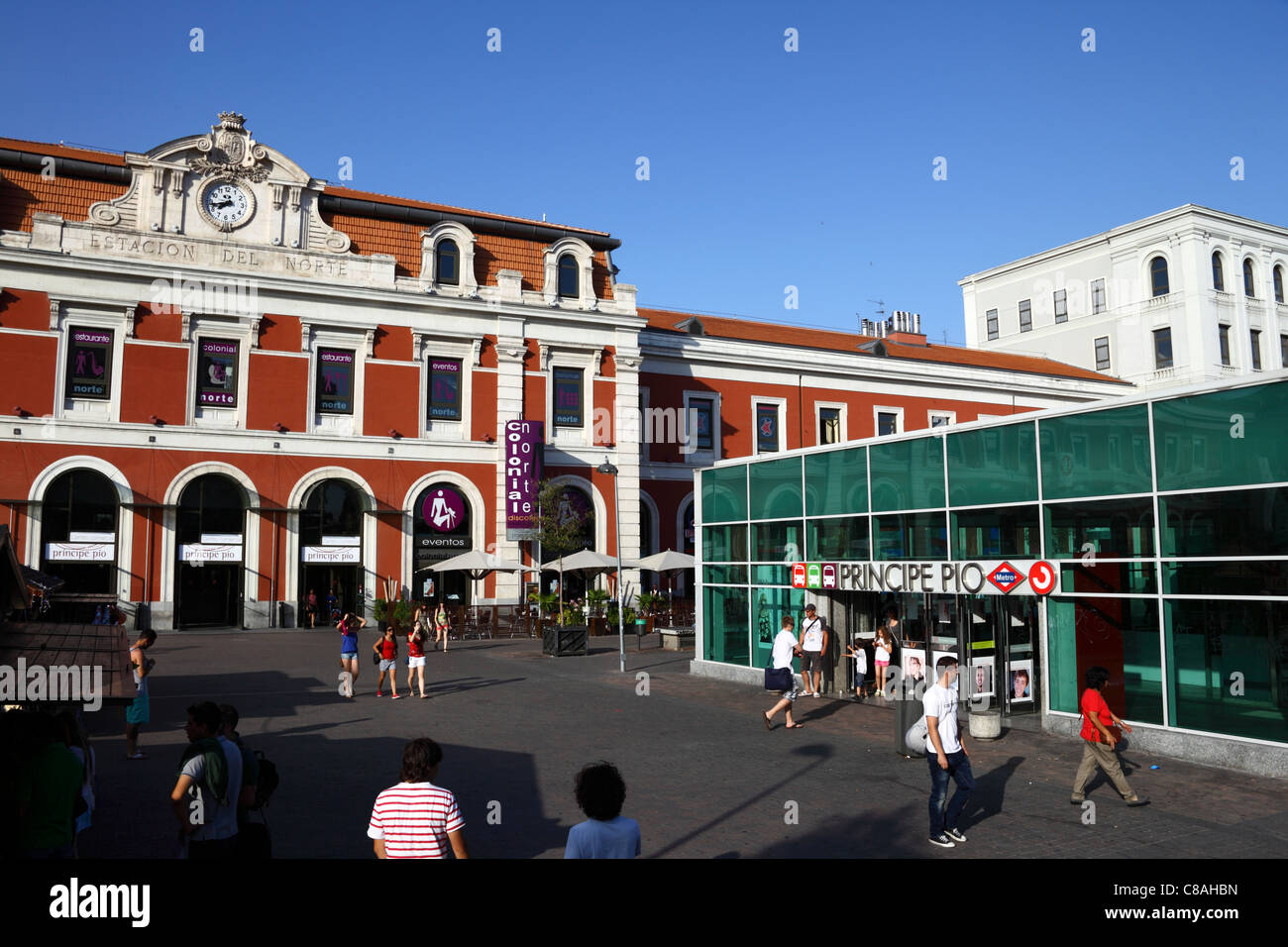 Metro centre shopping complex hi-res stock photography and images - Alamy