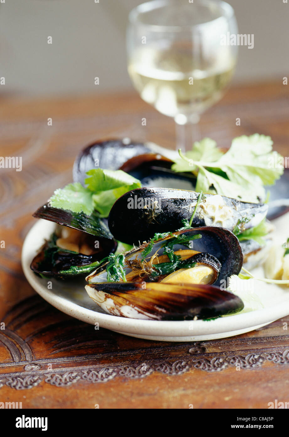Mussels with coriander Stock Photo - Alamy