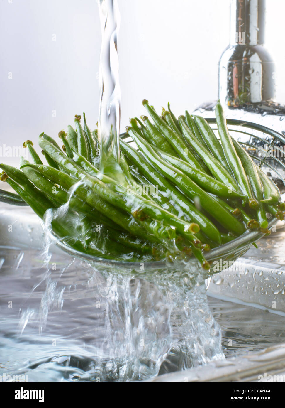 Rinsing green beans under the tap water Stock Photo - Alamy