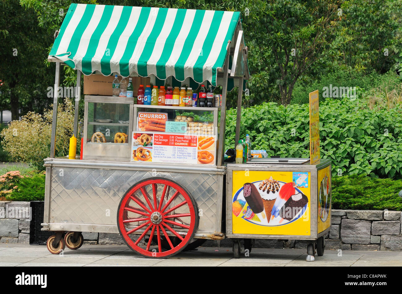 Itinerant food stall in a street in New York Stock Photo - Alamy
