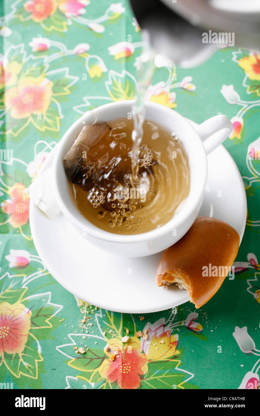 Pouring a cup of tea Stock Photo - Alamy
