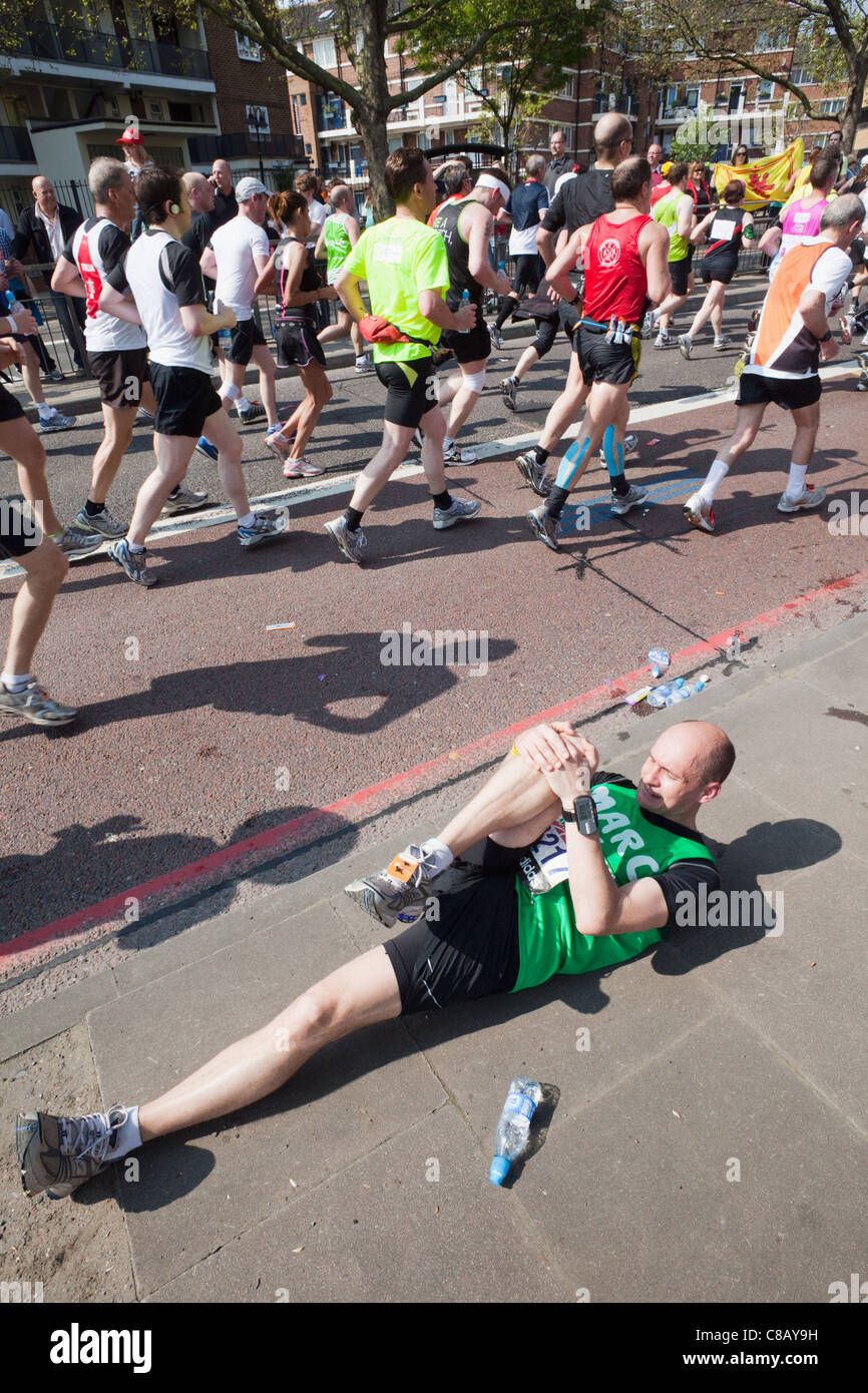 London marathon stretching hi-res stock photography and images - Alamy