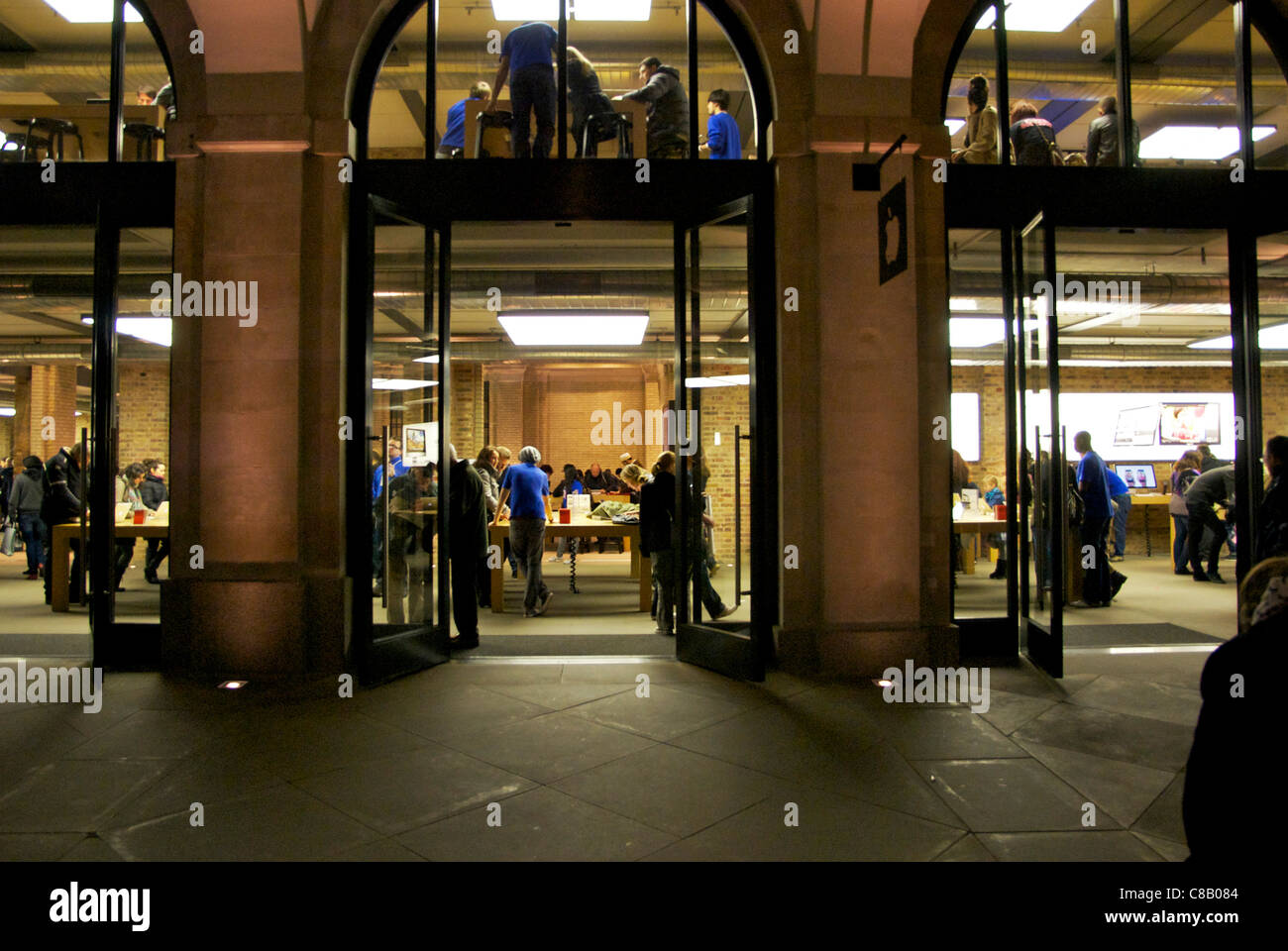 Apple store london hi-res stock photography and images - Alamy