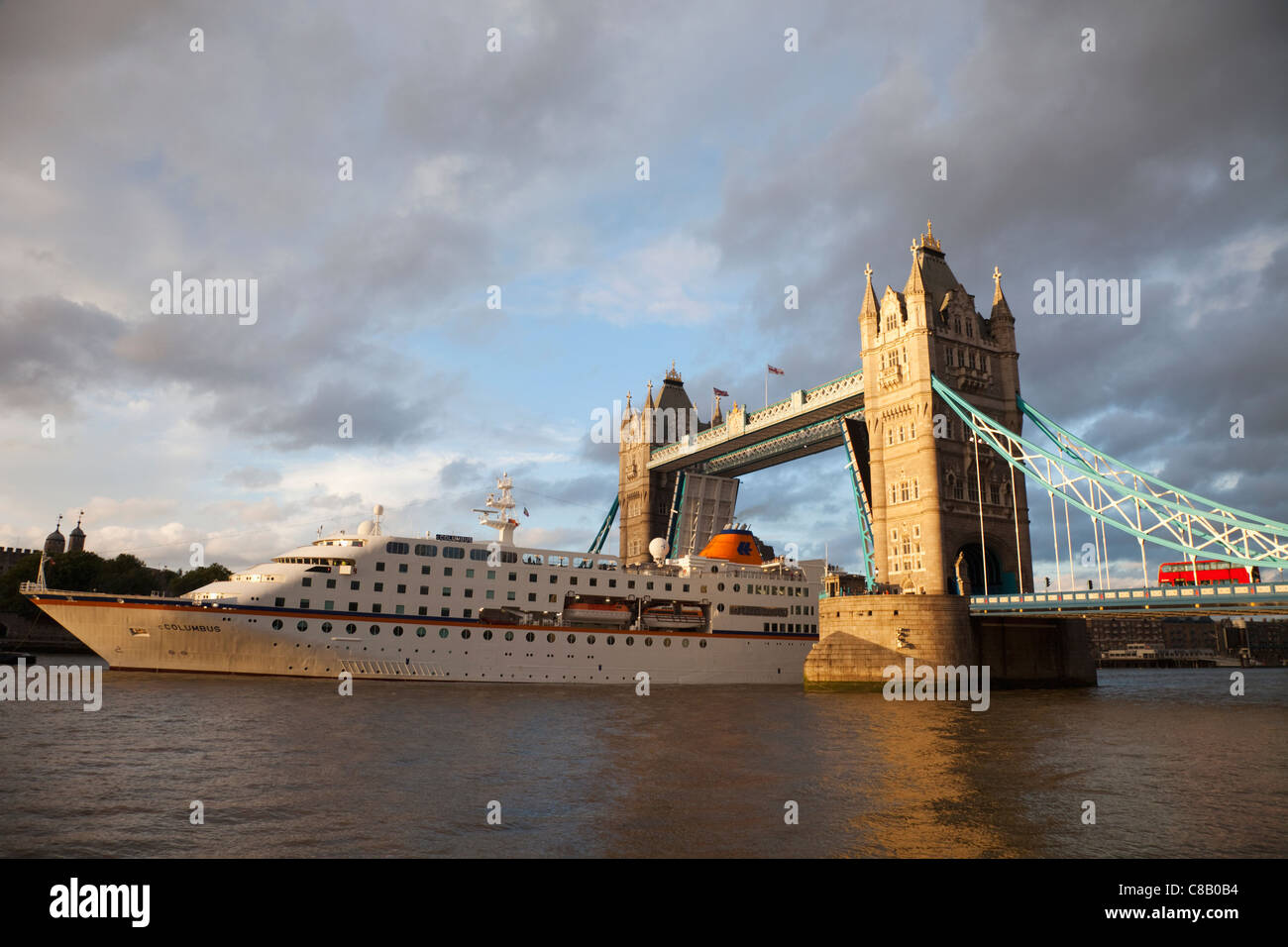 Boat london bridge hi-res stock photography and images - Alamy