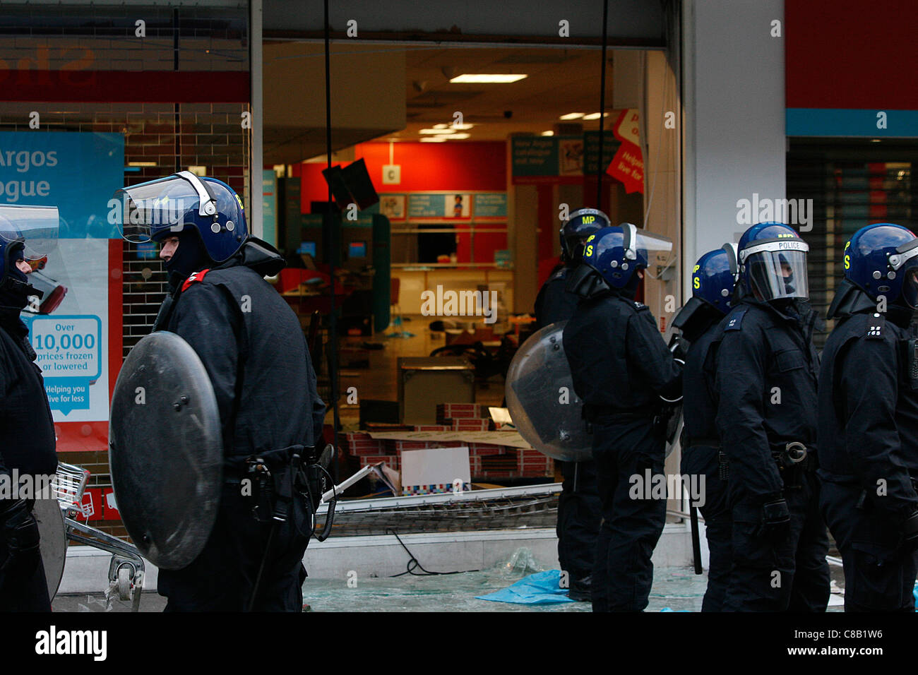 London riots 2011 hi-res stock photography and images - Alamy