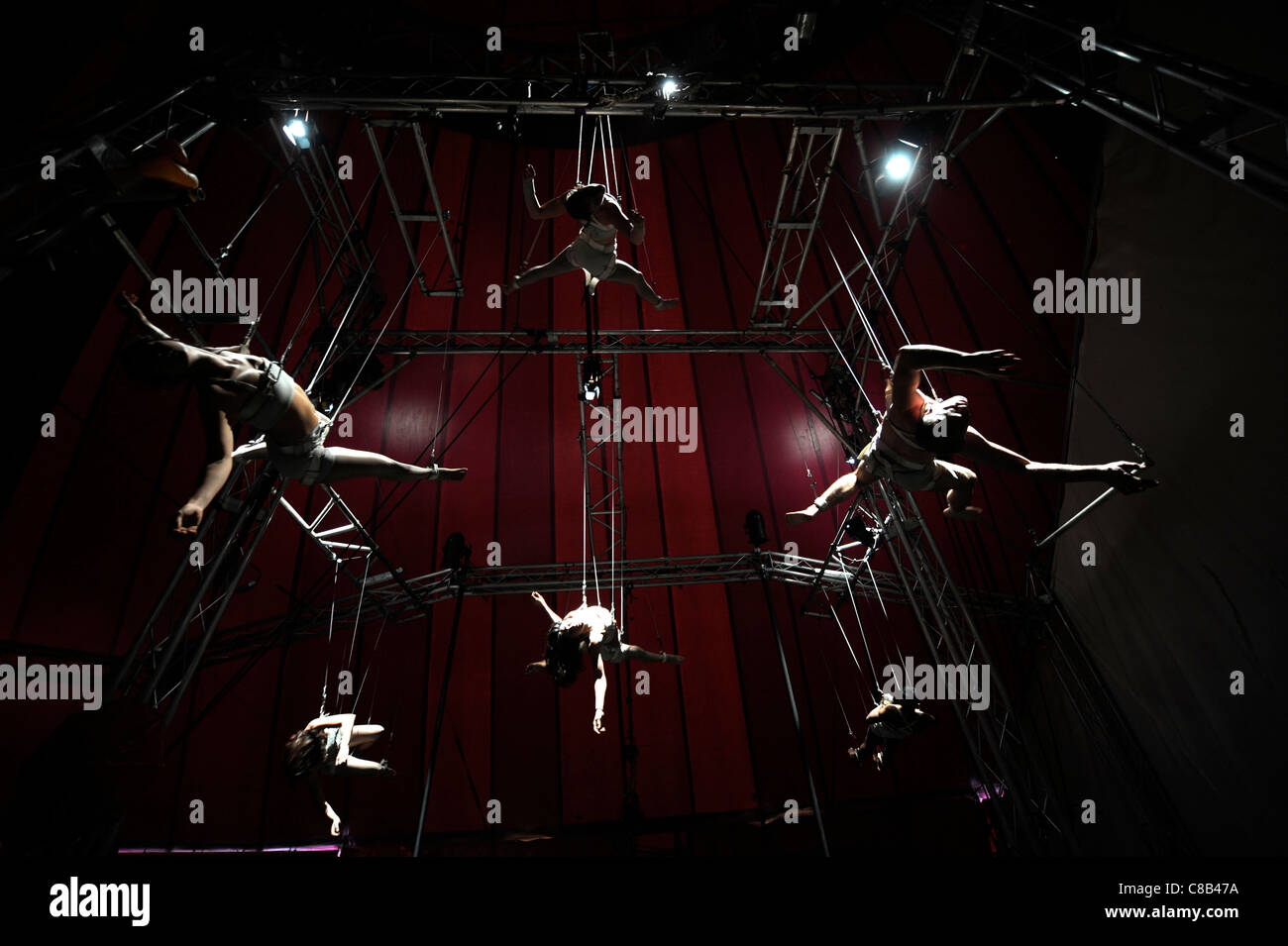 Circus performers hi-res stock photography and images - Alamy