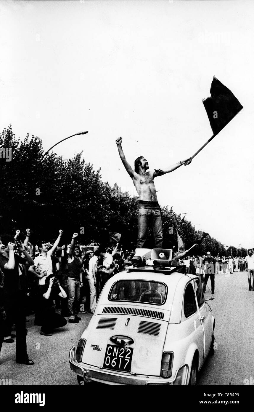 Protesting outside Black and White Stock Photos & Images - Alamy