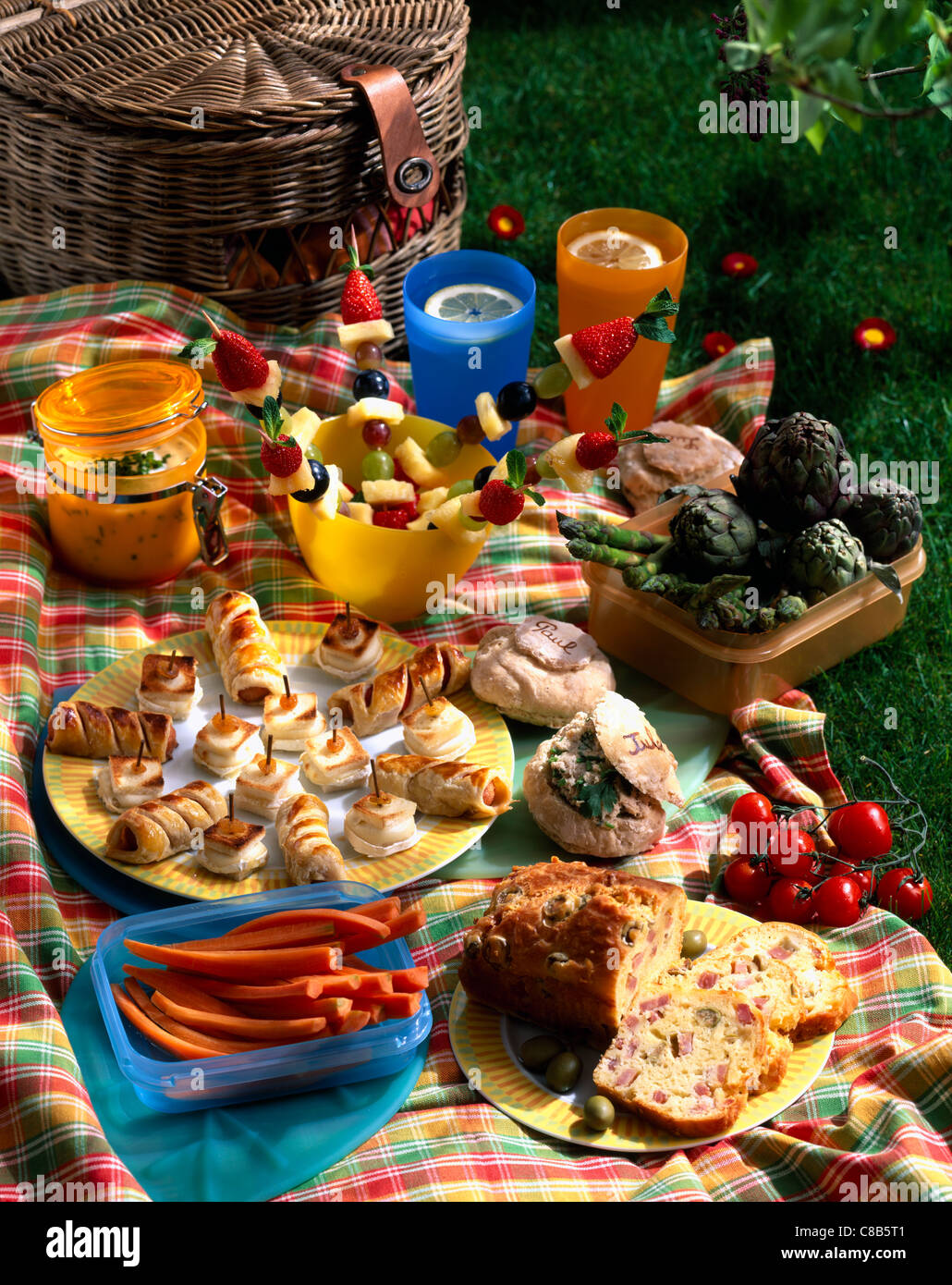 Picnic table cloth cake hi-res stock photography and images - Alamy
