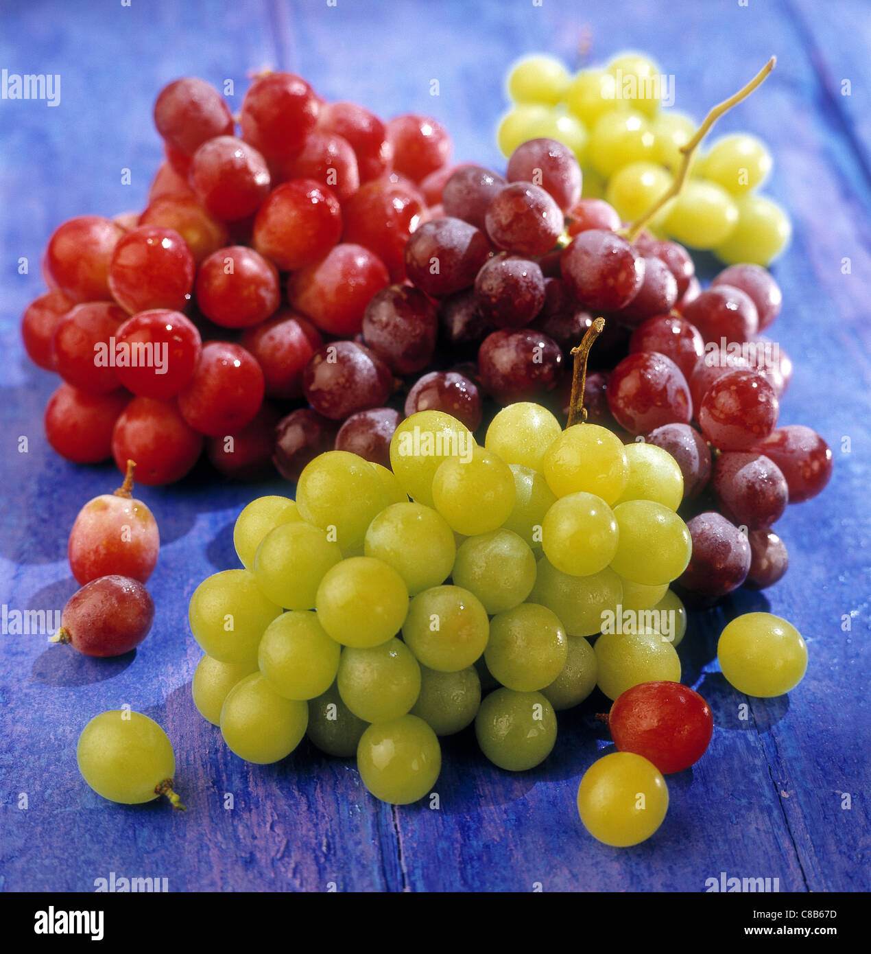 Mixed bunches of grapes Stock Photo - Alamy