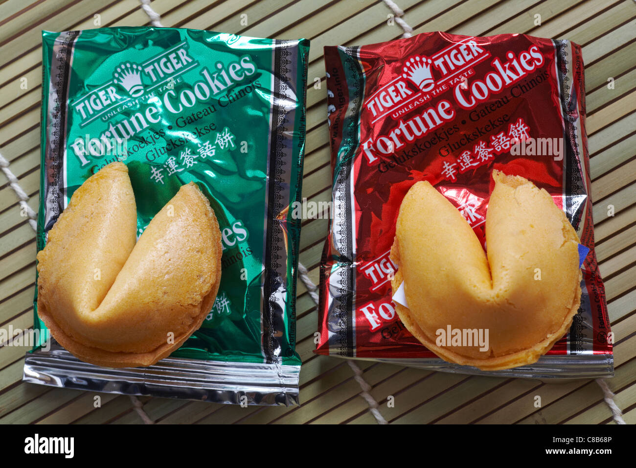 Chinese fortune cookies hi-res stock photography and images - Alamy