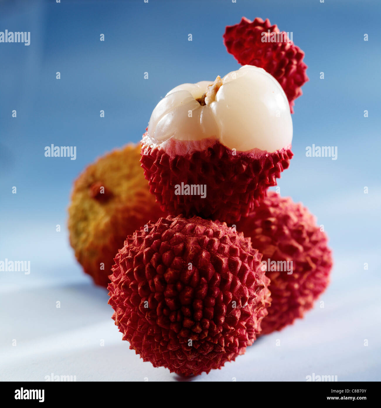 Whole and peeled litchis Stock Photo - Alamy
