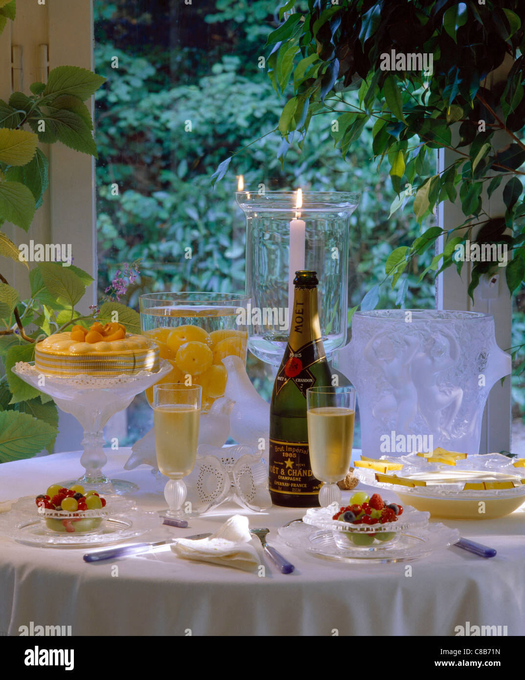 Table set glass bowl hi-res stock photography and images - Alamy