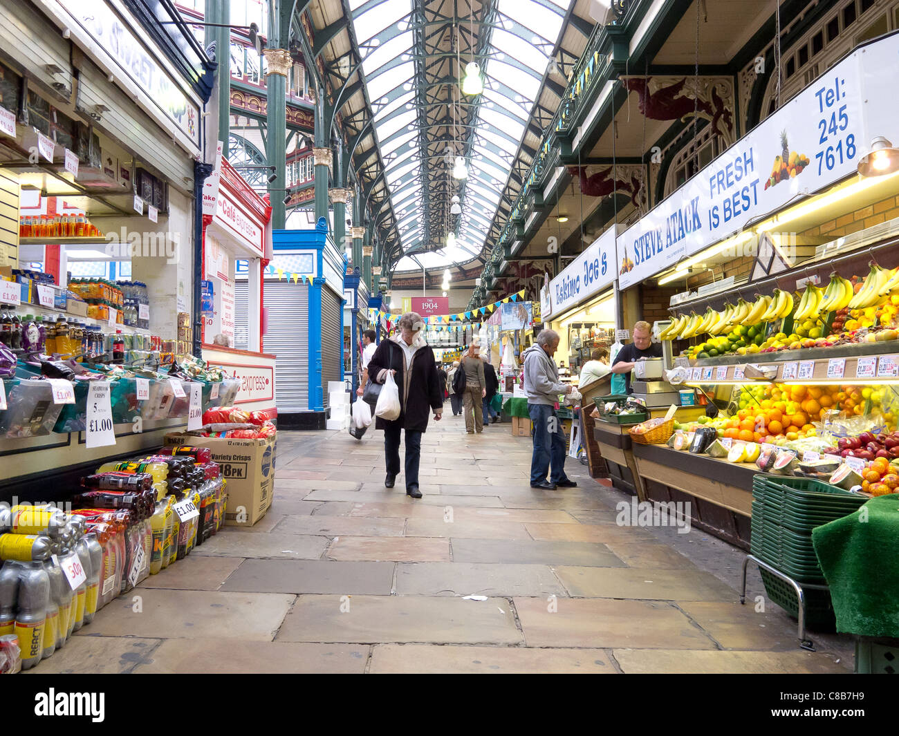 Indoor market stalls england hi-res stock photography and images - Alamy