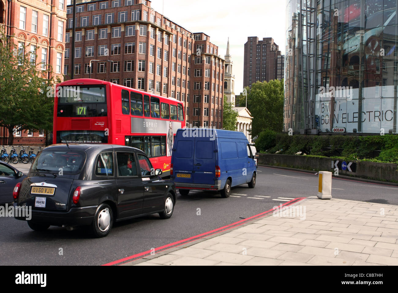 London taxi rear view hi-res stock photography and images - Alamy