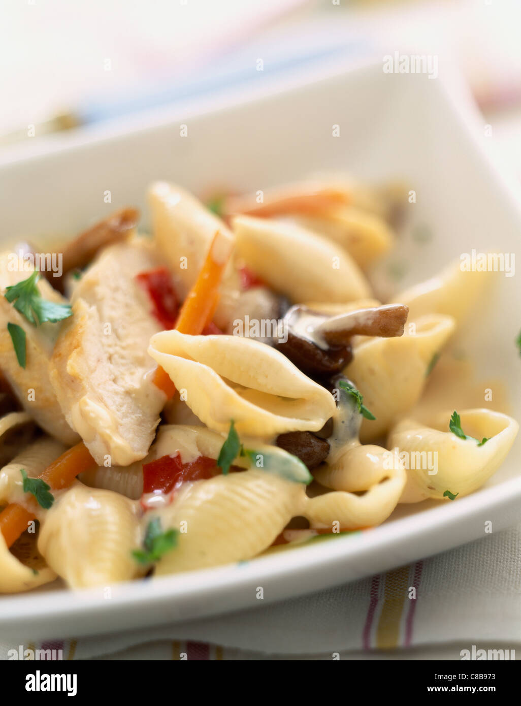 Conchiglie with chicken and mushrooms Stock Photo - Alamy