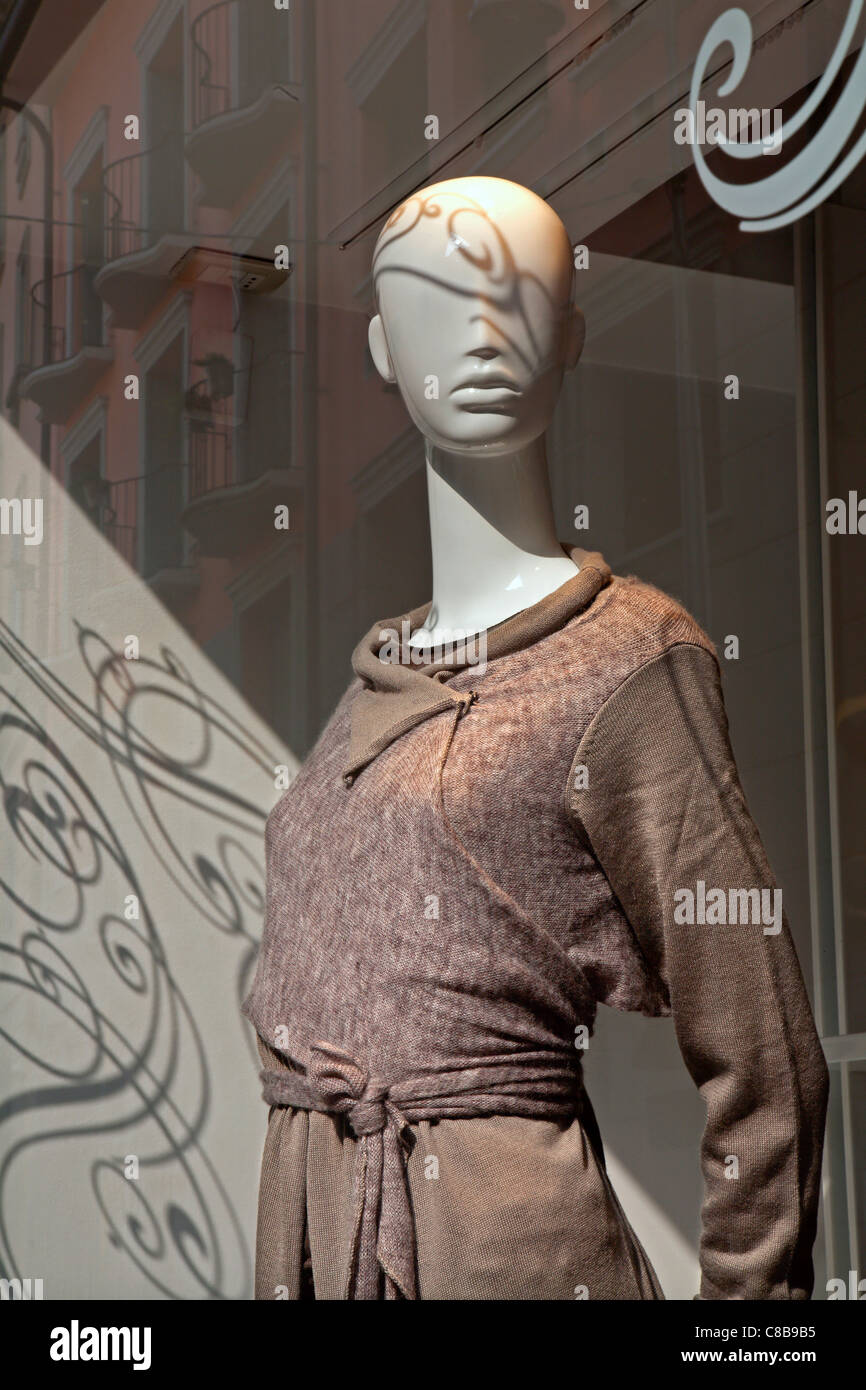 Manikin in window hi-res stock photography and images - Alamy