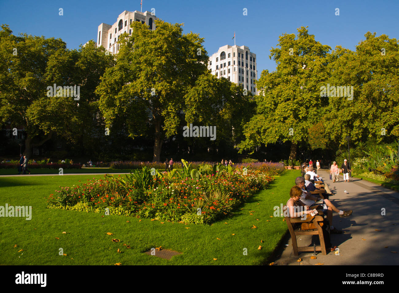 Benches embankment hi-res stock photography and images - Alamy
