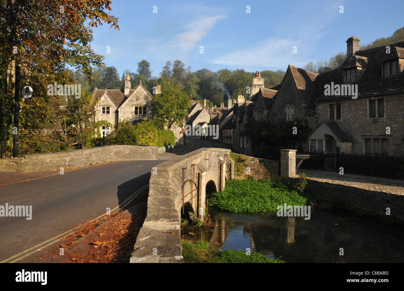 CASTLE COMBE VILLAGE, COTSWOLDS, WILTSHIRE Stock Photo - Alamy