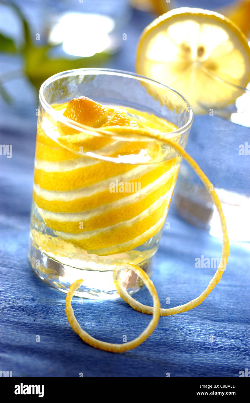 lemon in glass of water Stock Photo - Alamy