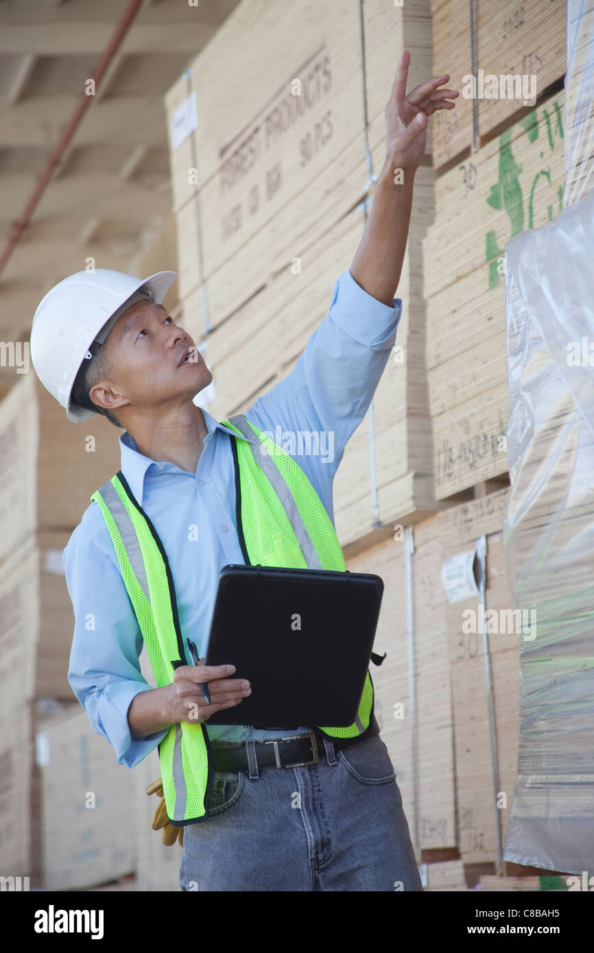 Warehouse worker taking inventory Stock Photo - Alamy