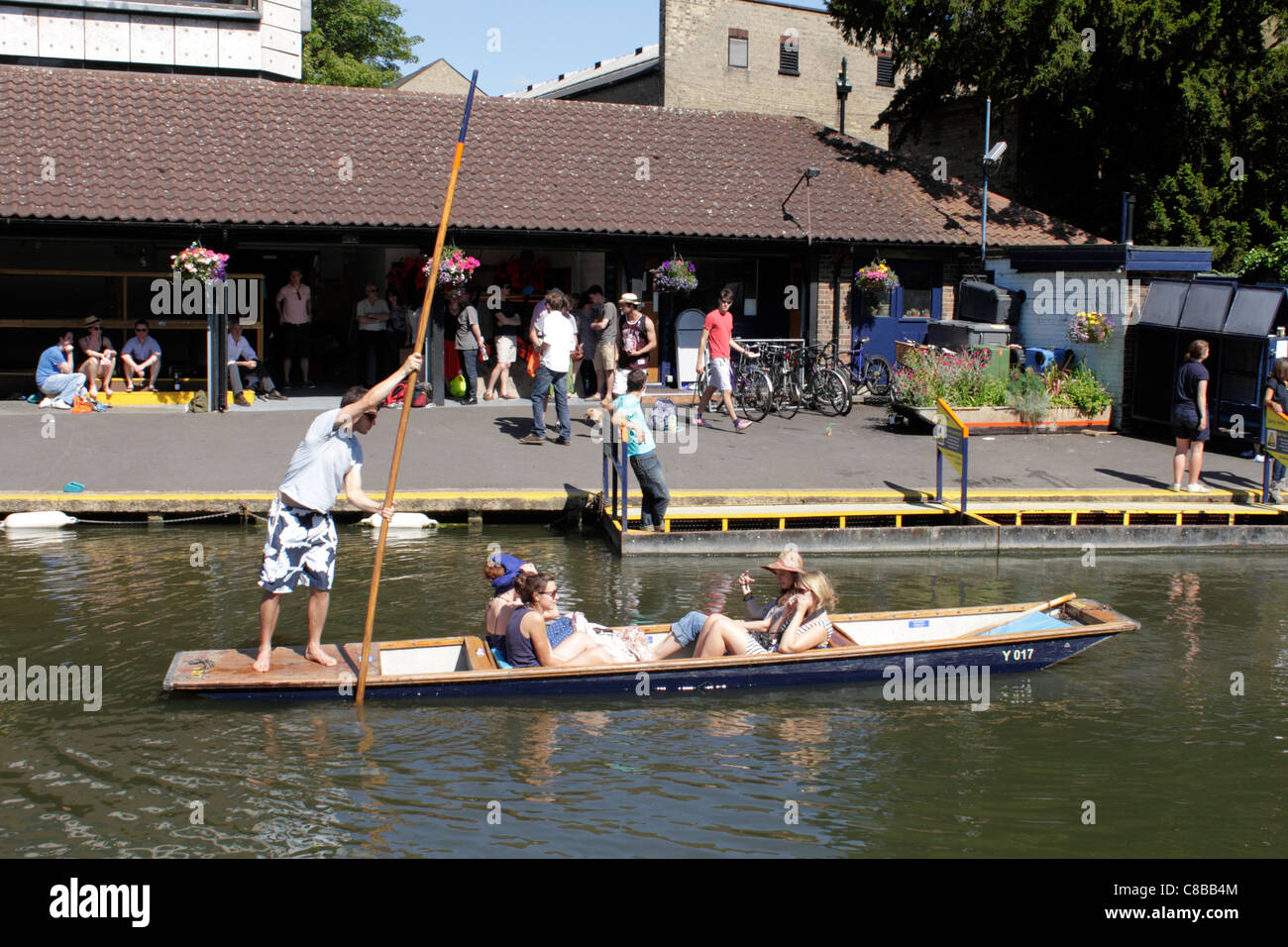 Students punting on River Cam Cambridge Stock Photo - Alamy