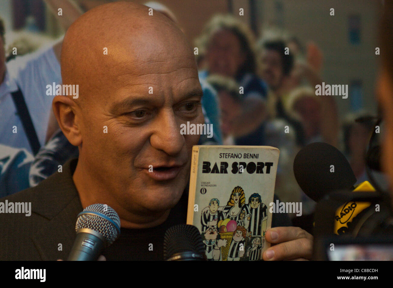 "BAR SPORT" - Claudio Bisio (Italian Comical Actor) having an interview ...