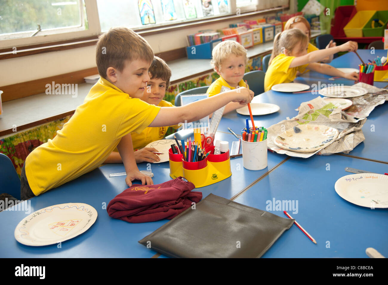 Primary school children uk classroom hi-res stock photography and ...