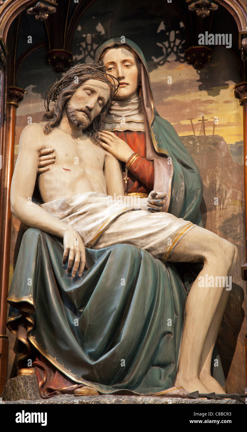 Pieta statue hi-res stock photography and images - Alamy
