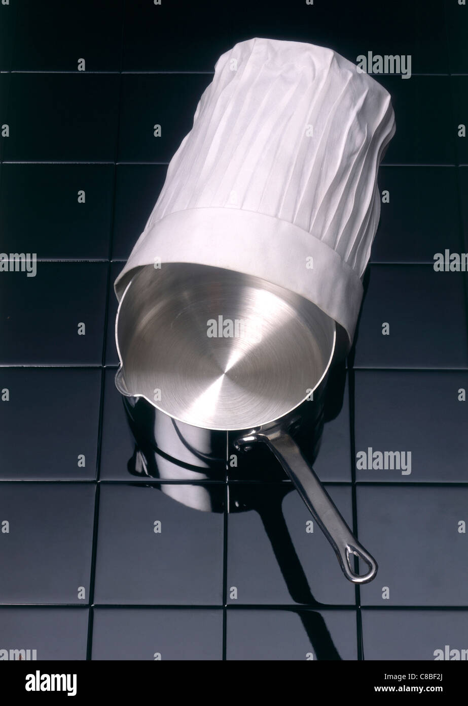 Pan and chef's hat Stock Photo - Alamy