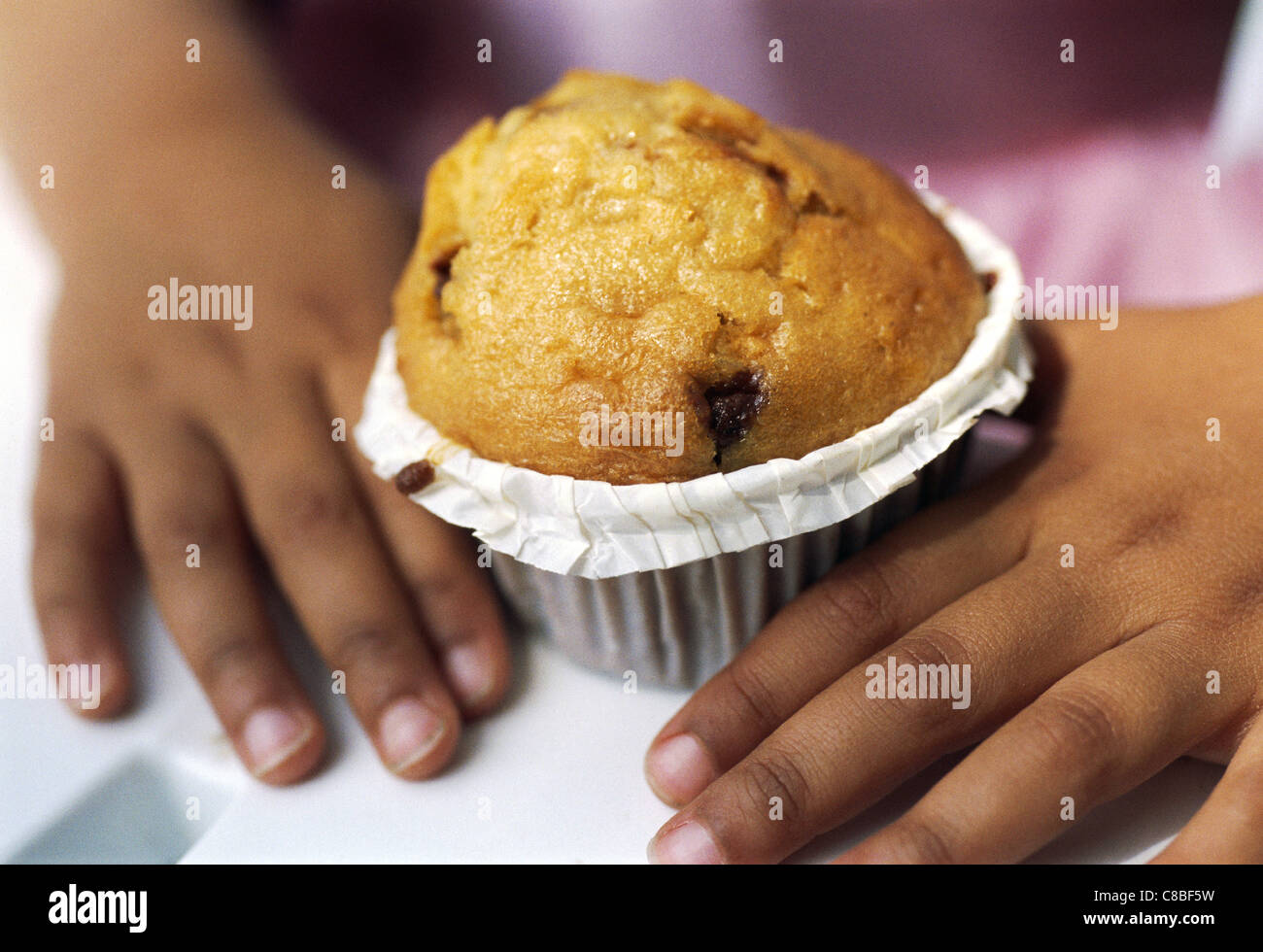 Hands holding muffin Stock Photo - Alamy