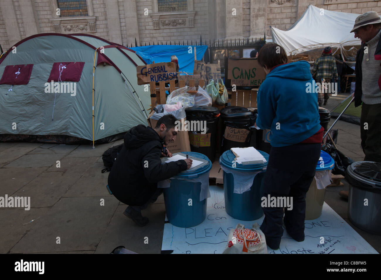 18/10/2011 London, Anti capitalist camp keeping it clean by organizing ...