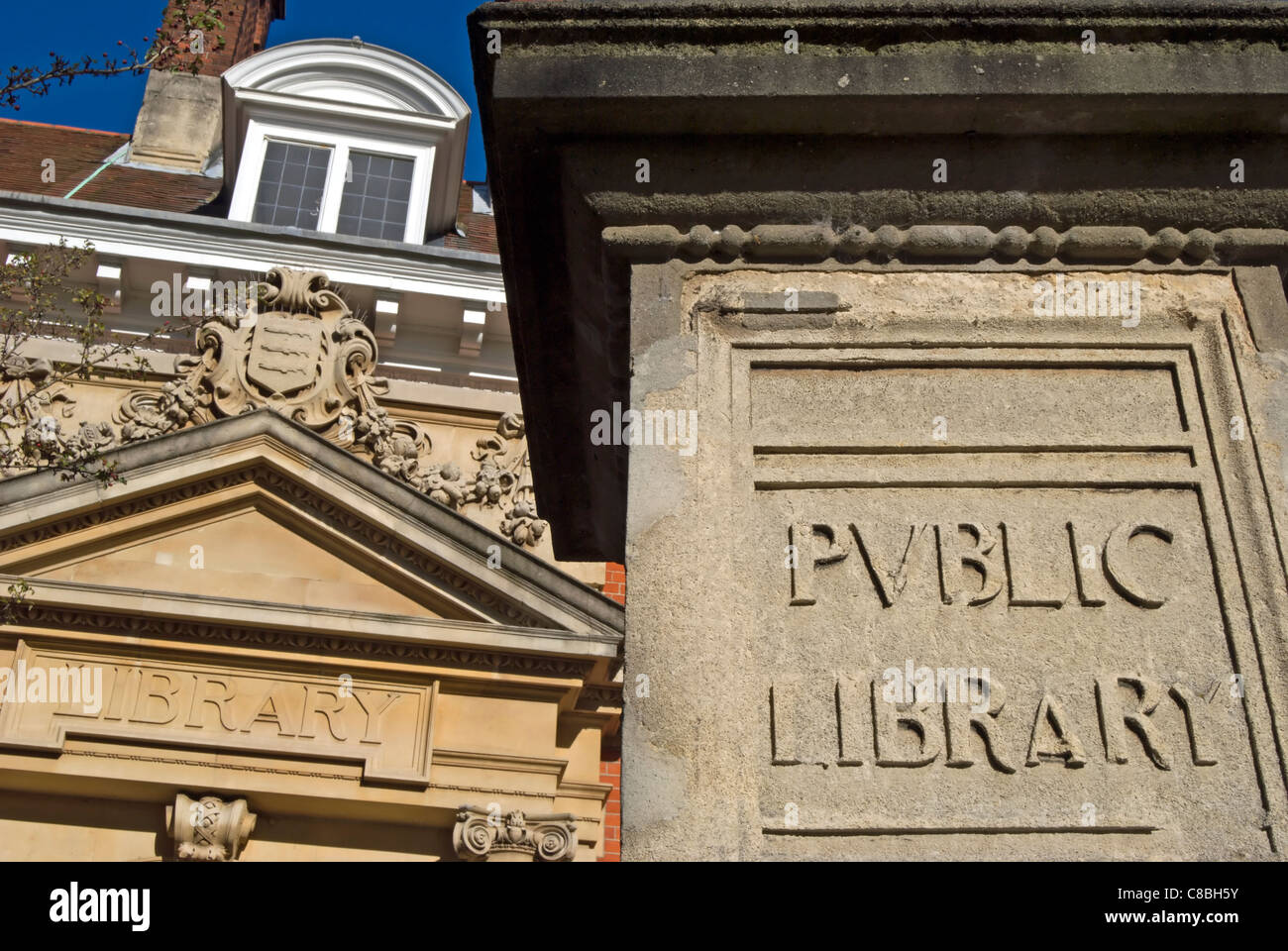 Public library exterior sign hi-res stock photography and images - Alamy