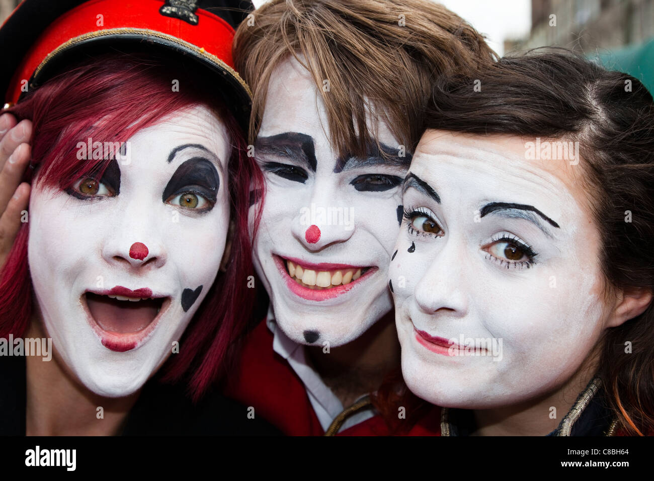 Street actors in High Street, Royal Mile, Edinburgh at the Fringe ...