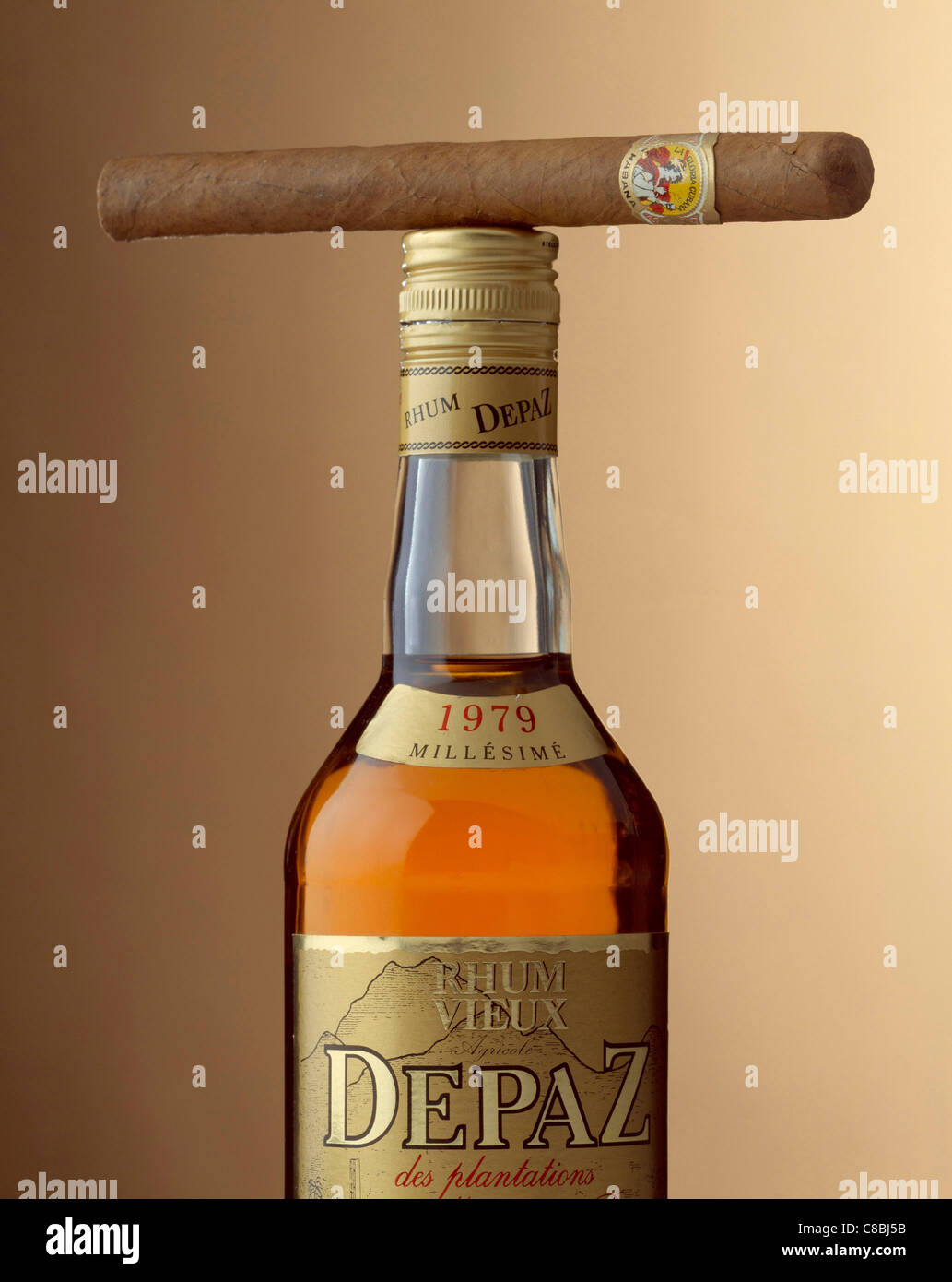 rum and cigar Stock Photo - Alamy