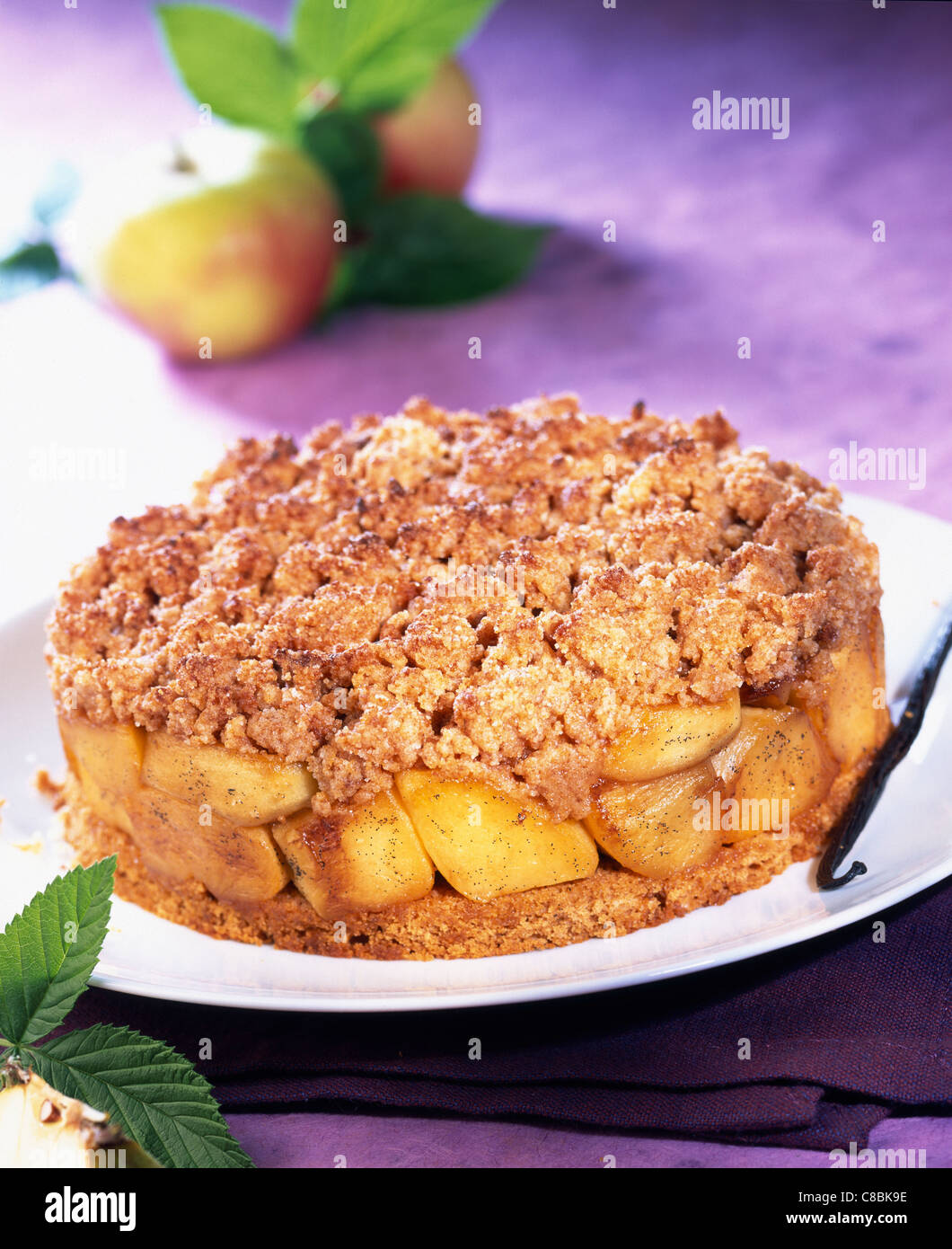 Apple and gingerbread crumble Stock Photo - Alamy