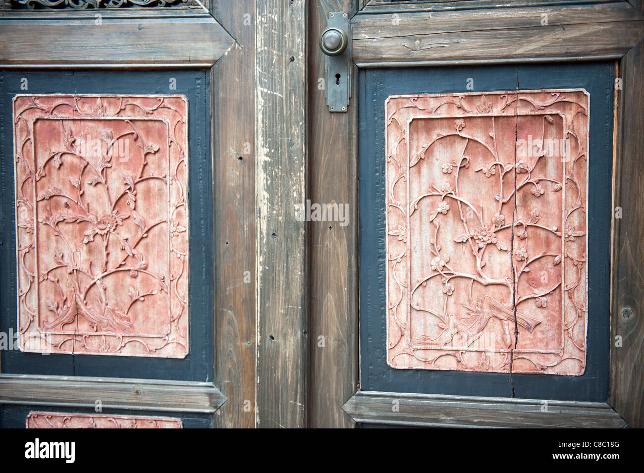 Close-up view of Chinese traditional style wooden door Stock Photo - Alamy