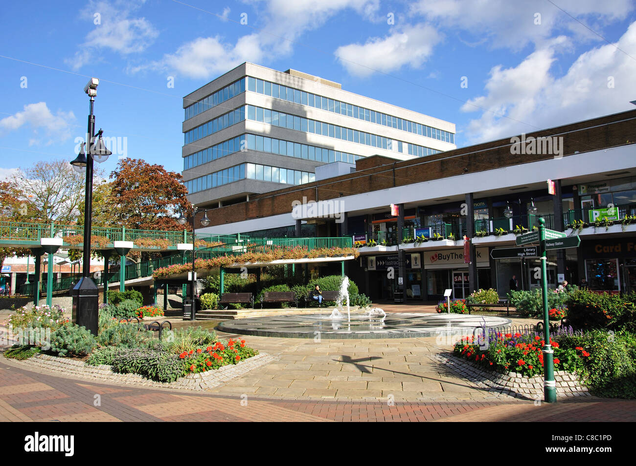Dancing fountain in Charles Square, Bracknell, Berkshire, England ...