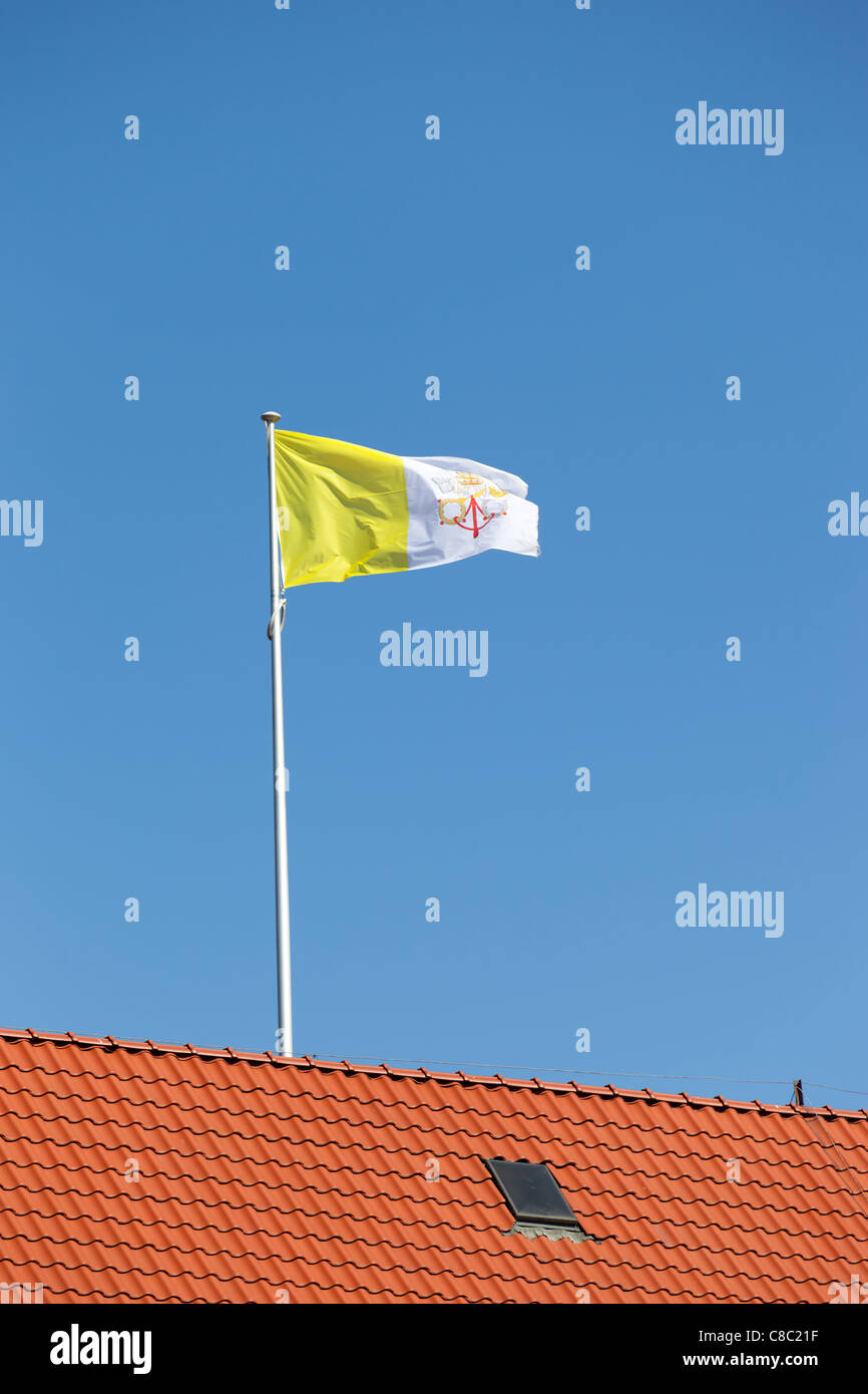 Flying Flag of Vatican Stock Photo - Alamy