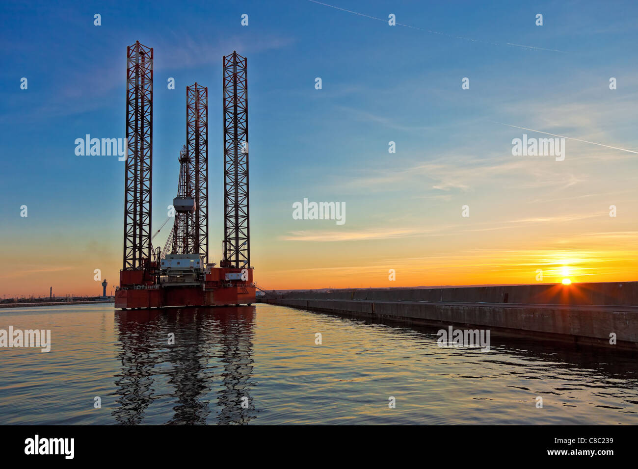Shell oil rig sunset hi-res stock photography and images - Alamy