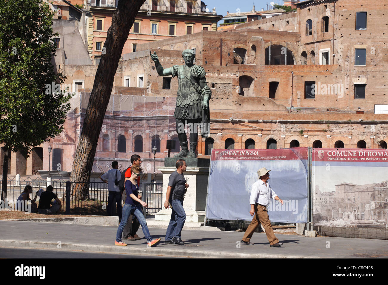 Pedestrians pass a roman statue in Rome, Italy Stock Photo - Alamy
