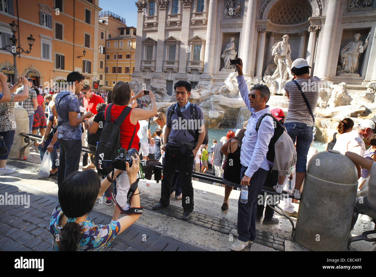 Crowds of tourists in rome trevi fountain hi-res stock photography and ...